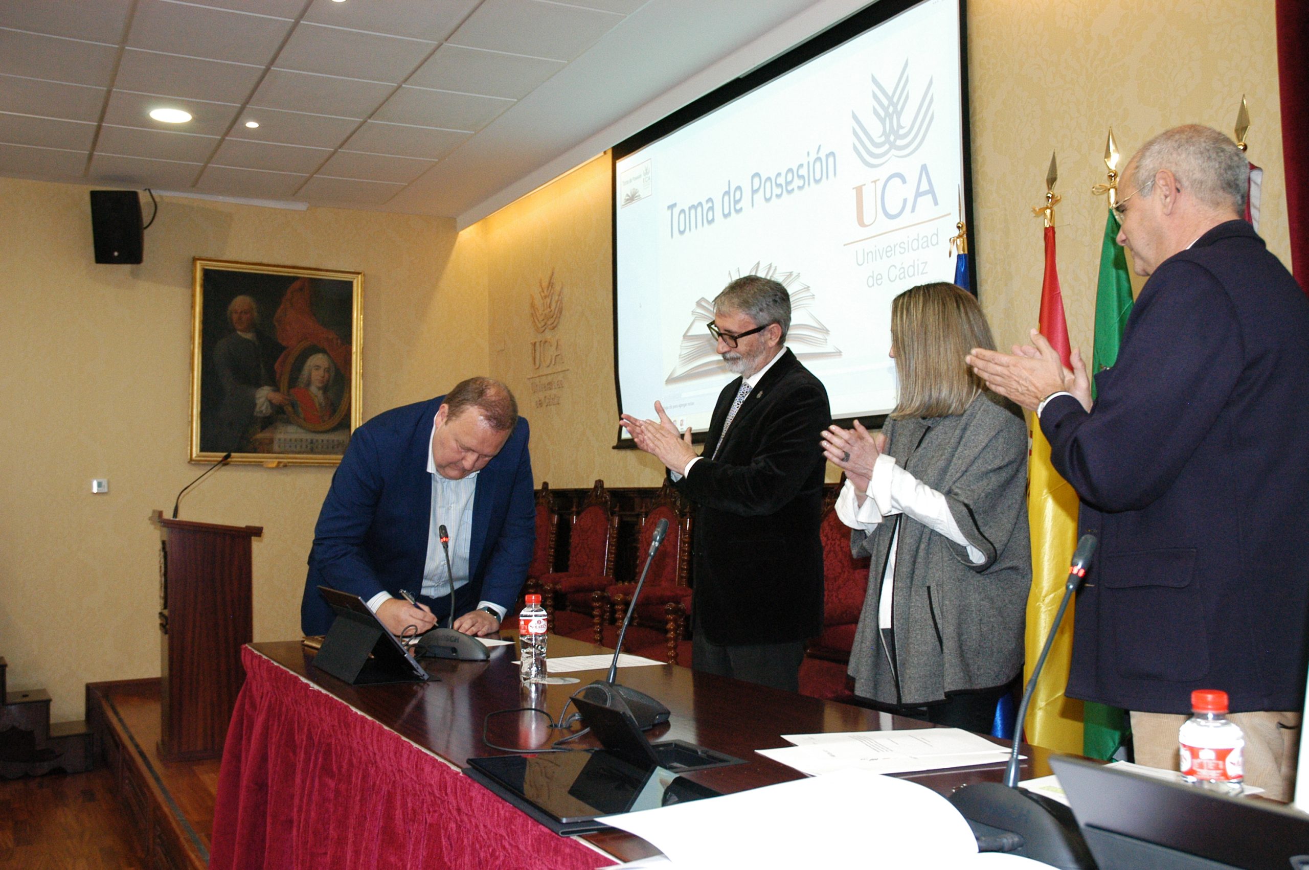 Toma de posesión de dos catedráticas y cuatro funcionarios del Personal de Administración y ...