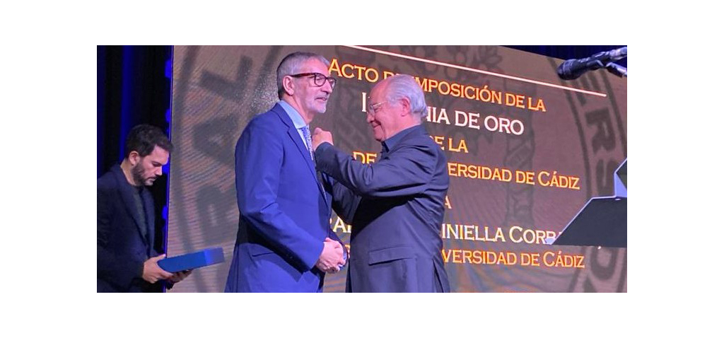 Francisco Piniella recibe la insignia de oro de la Coral de la UCA – Portal UCA